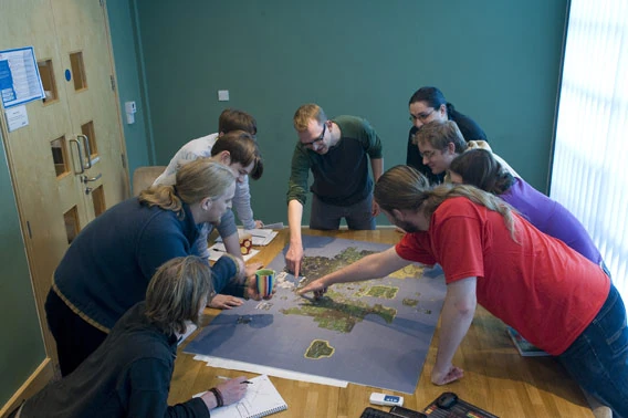 Trying to find a picture of the Jagex team looking over the development ...